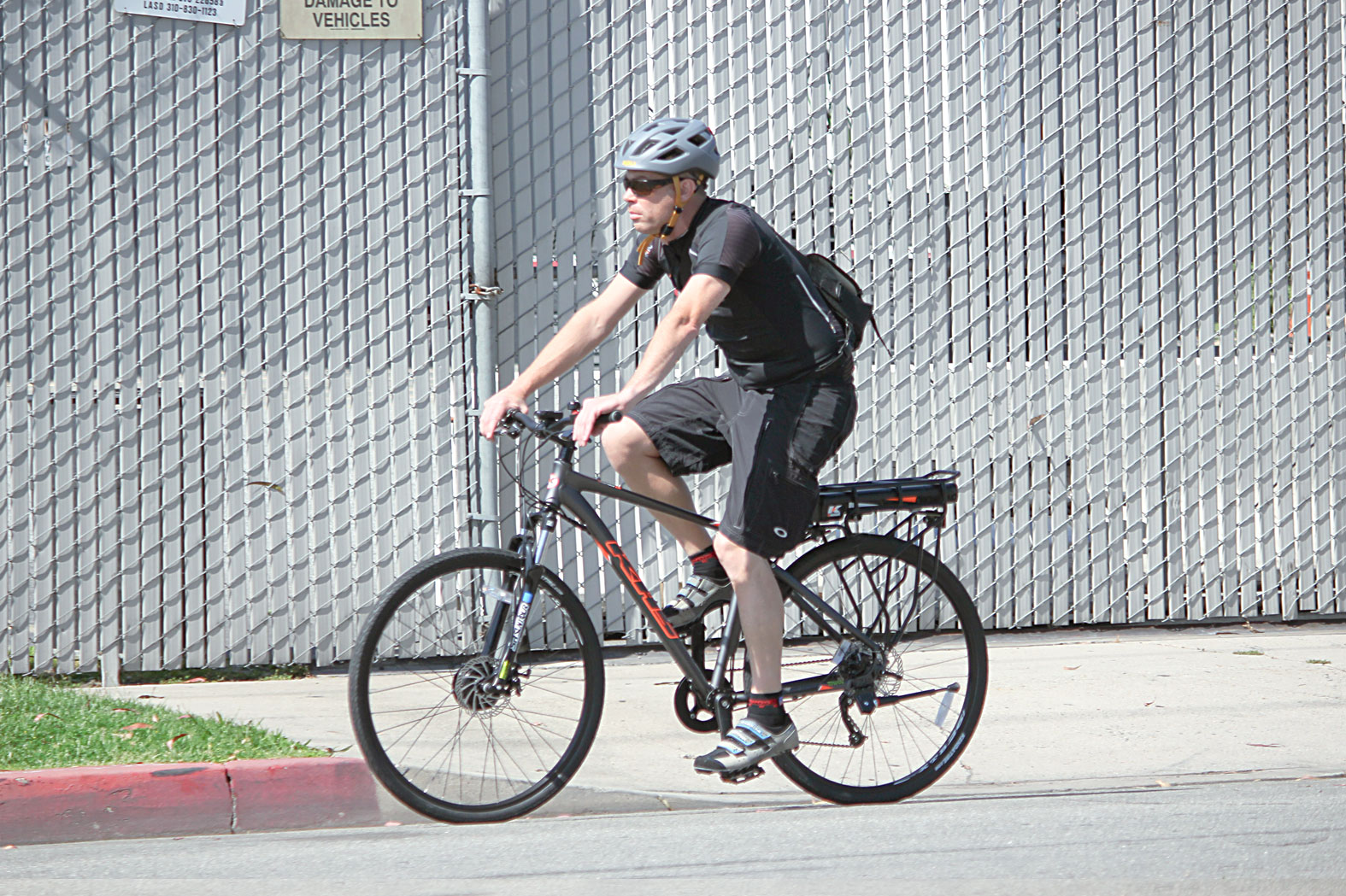 City rider on a KHS e-Bike - KHS Bicycles